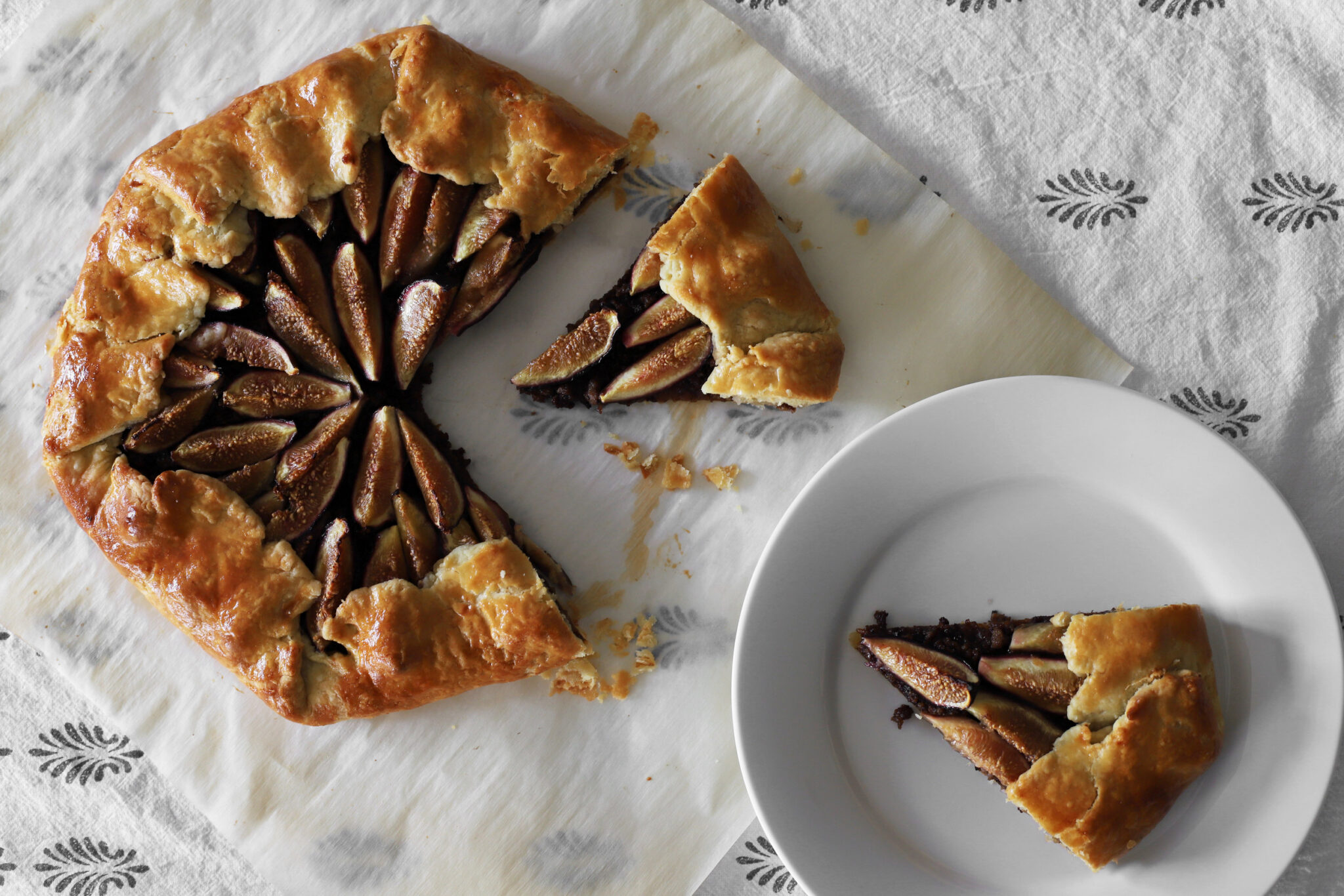 fig galette with lamb and caramelized onions - Cardamom and Tea